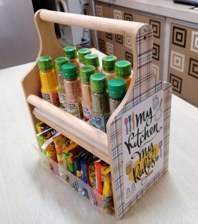DIY Rak Untuk Botol Sos, Modal Cuma RM10 Tapi Hasilnya Dapur Jadi Kemas