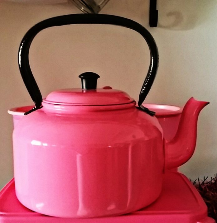 Cerek Lama Jangan Dibuang, Boleh Ubah Jadi Hiasan Dinding Macam Ni!