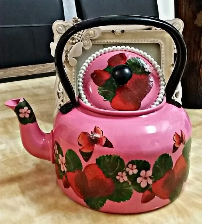 Cerek Lama Jangan Dibuang, Boleh Ubah Jadi Hiasan Dinding Macam Ni!