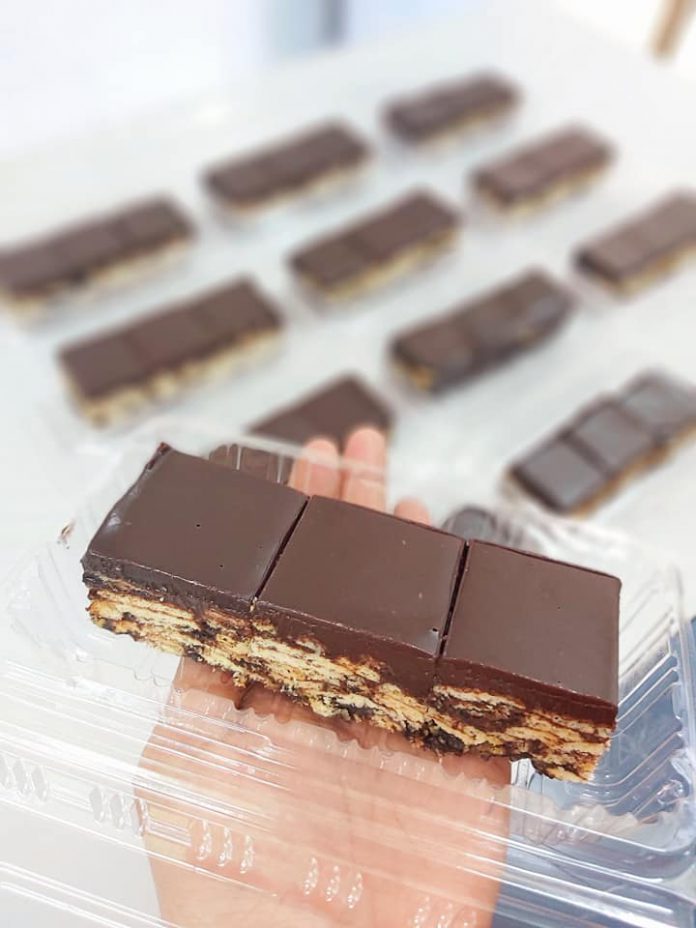 Tip Buat Kek Batik Topping Coklat Yang Cantik, Biskut Pun Lembut Macam Kek