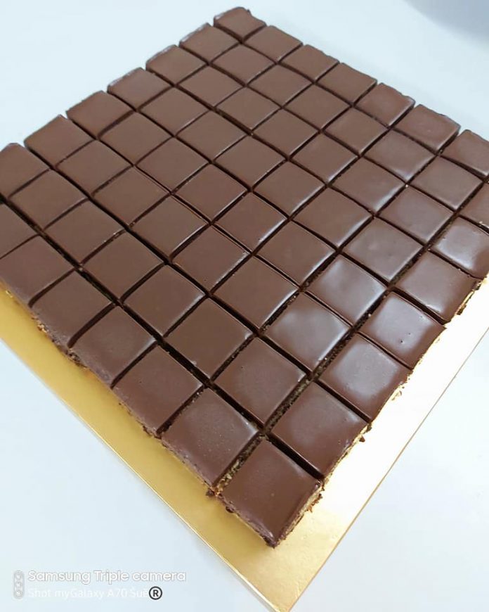 Tip Buat Kek Batik Topping Coklat Yang Cantik, Biskut Pun Lembut Macam Kek