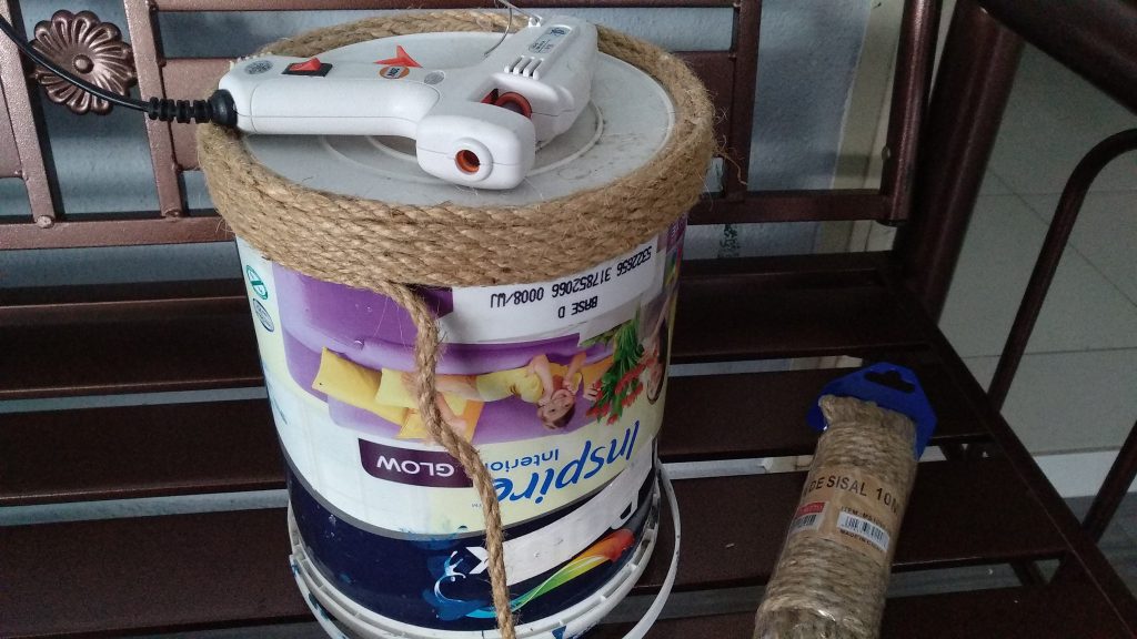 Jangan Buang Tong Cat, Boleh Recyle Buat Pasu Untuk Bunga Hiasan Macam Ni