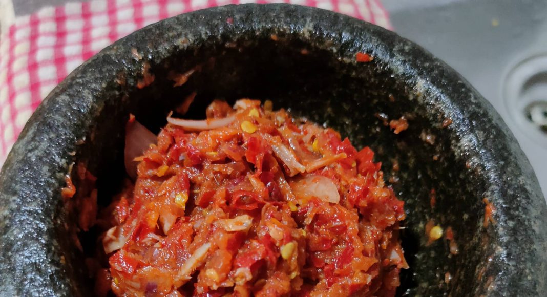 Buat Sendiri Nasi Goreng Cabai Tumbuk, Isi Ikan Goreng. Nasi Goreng ...
