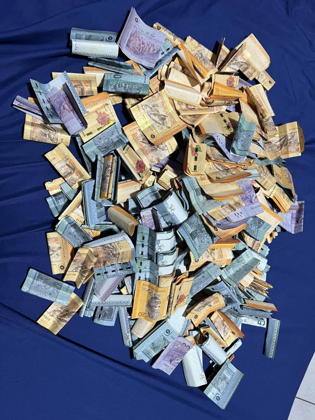 Komited Simpan Duit RM20, RM50 & RM100 Selama Setahun, Suami Isteri Ini ...